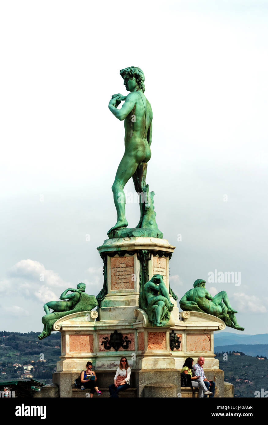 La célèbre statue David de Michel-Ange (reproduction) au milieu de la ...