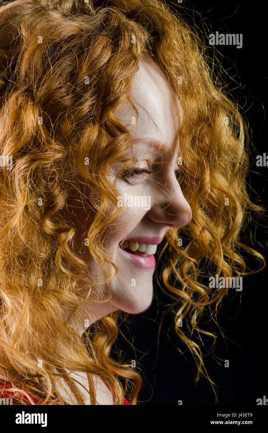 Belle femme rousse rire adulte Banque de photographies et d’images à ...