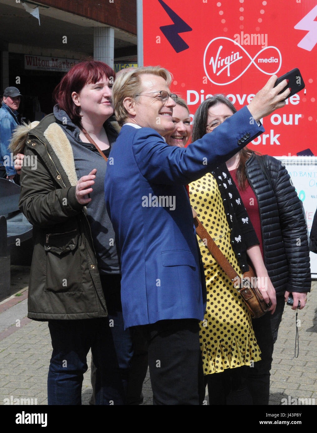 Eddie Izzard pose pour une campagne tout en selfies avec travail ...