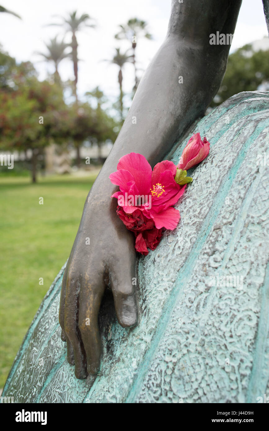 Détail d'une statue en bronze de la Princesse Sissi avec fleur rouge ...