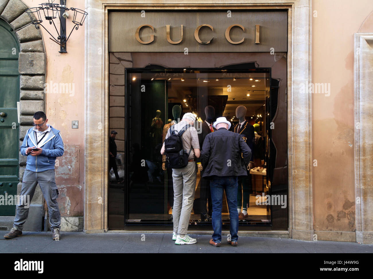 Deux hommes, l'air dans la vitrine de la marque de luxe Gucci le 02 mai ...