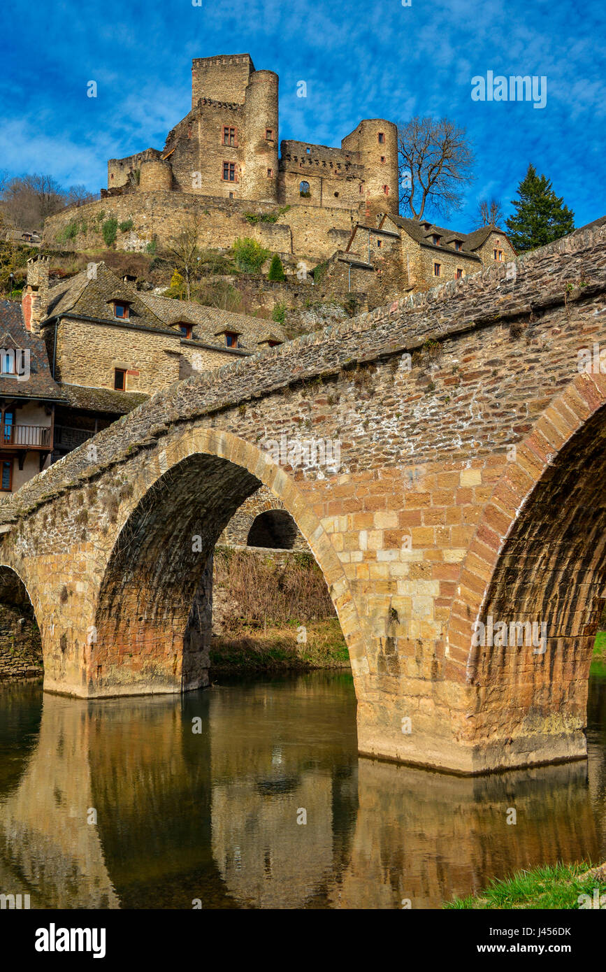 Le village médiéval de Belcastel avec l'arche Pont Vieux qui enjambe la ...