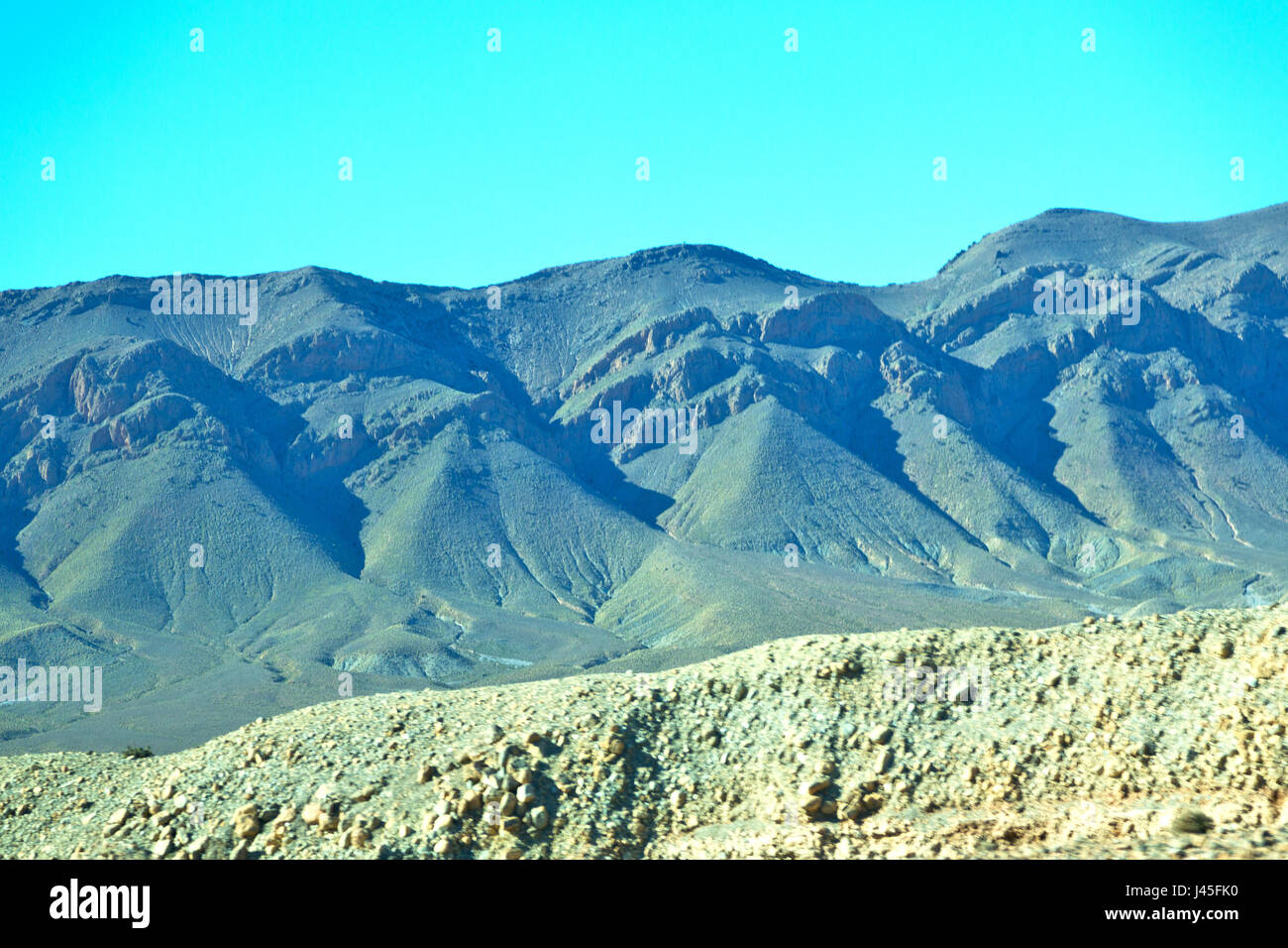 Dans l'atlas de l'Afrique Maroc vallée de montagne isolé au sol sec ...