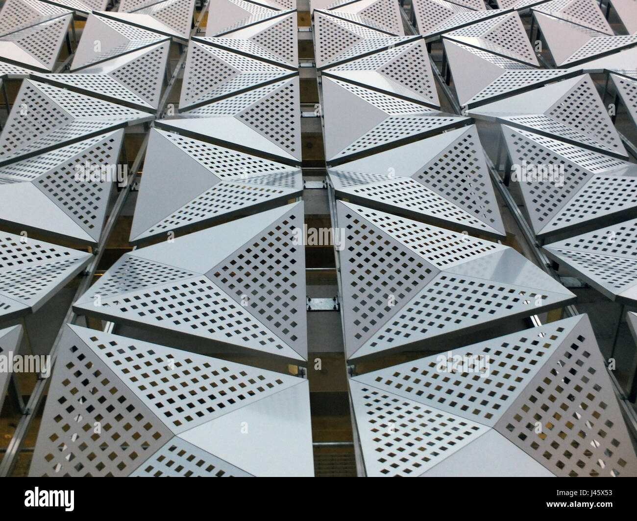 Bardage en acier pour le bâtiment moderne géométrique Photo Stock - Alamy