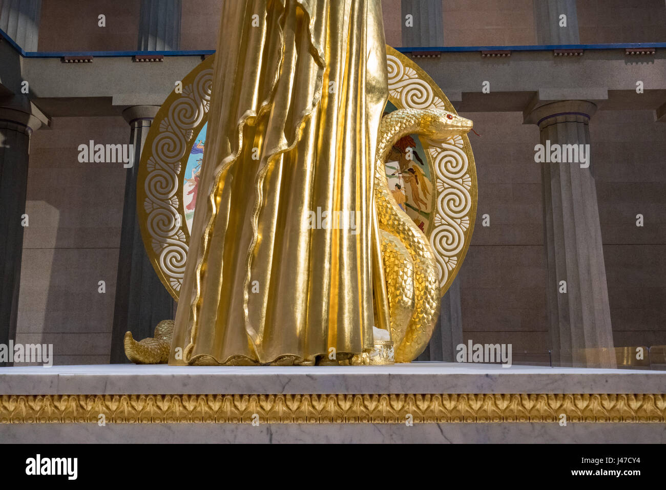 Détails peints sur l'intérieur de la protection de l'Athena Parthenos ...
