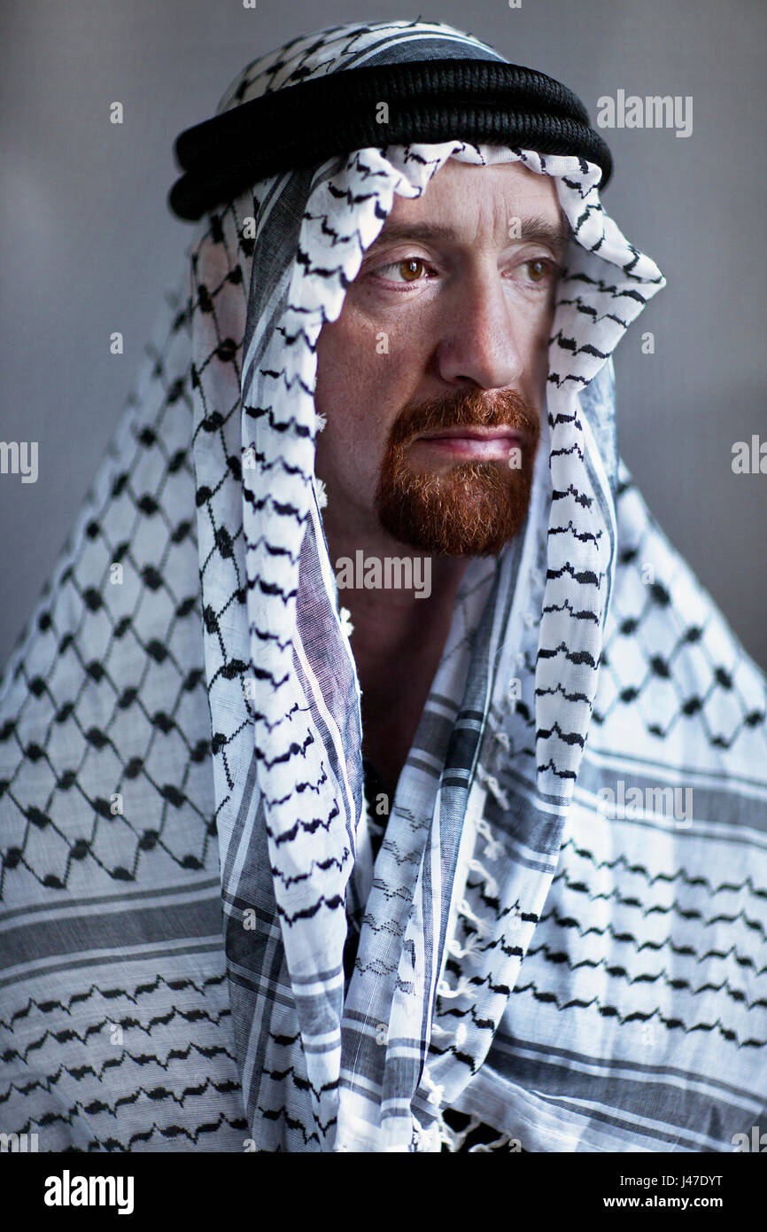 L'homme musulman du Moyen-Orient avec une barbiche rouge dans un ...