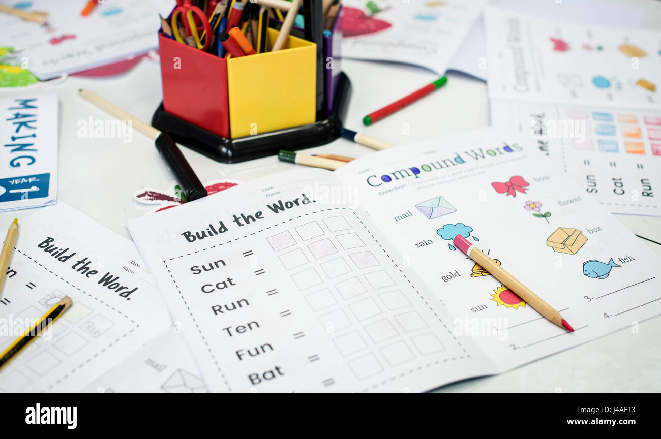 Cahier de coloriage de vocabulaire Les élèves Photo Stock - Alamy
