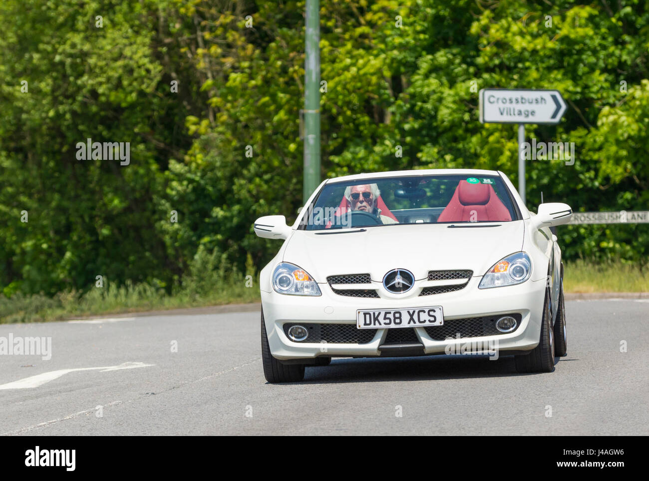 Homme dans une voiture de luxe Banque de photographies et d’images à ...