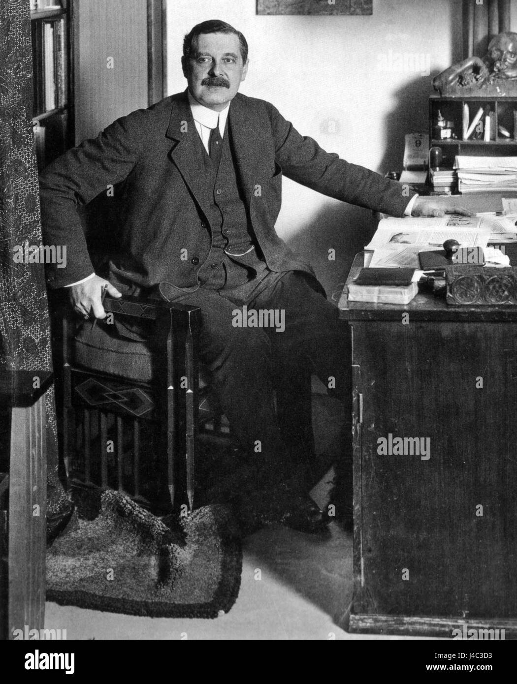 Cette œuvre de Peter Behrens, créée vers 1913, met en valeur sa ...