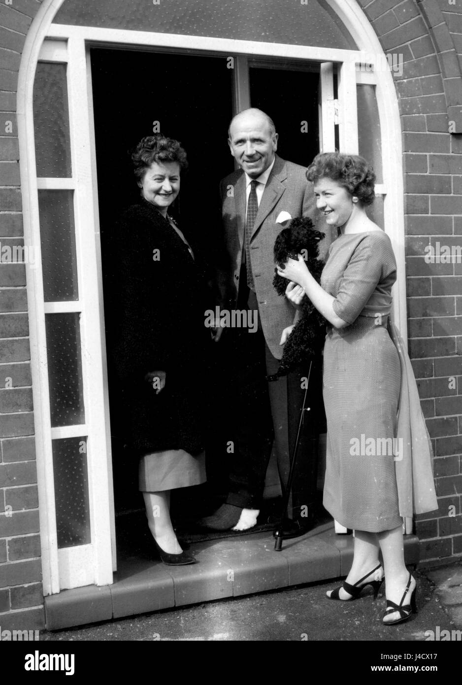 Manager de Manchester United Matt Busby à son domicile dans la ville ...