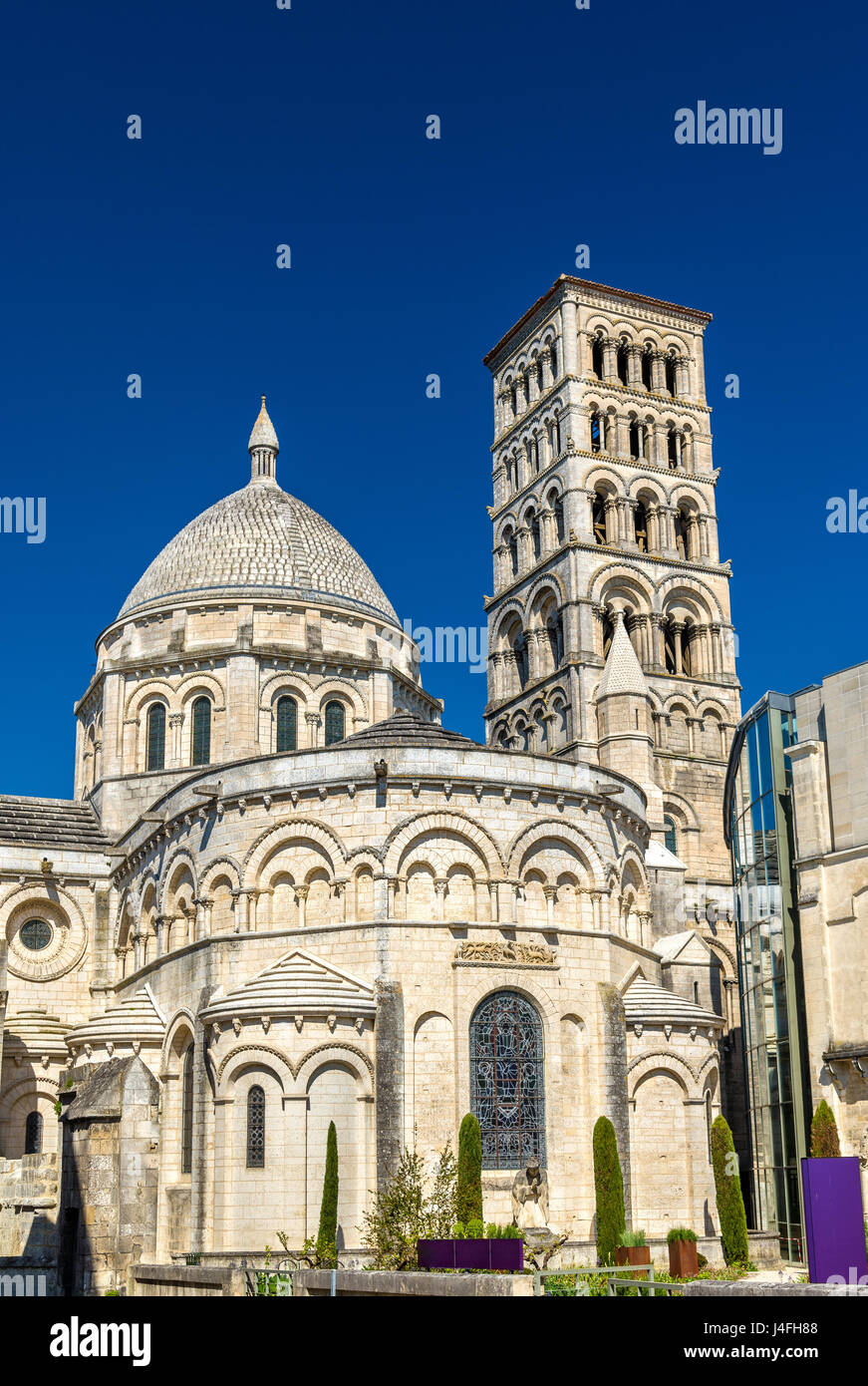 La Cathédrale Saint Pierre d'Angoulême construite dans le style roman ...