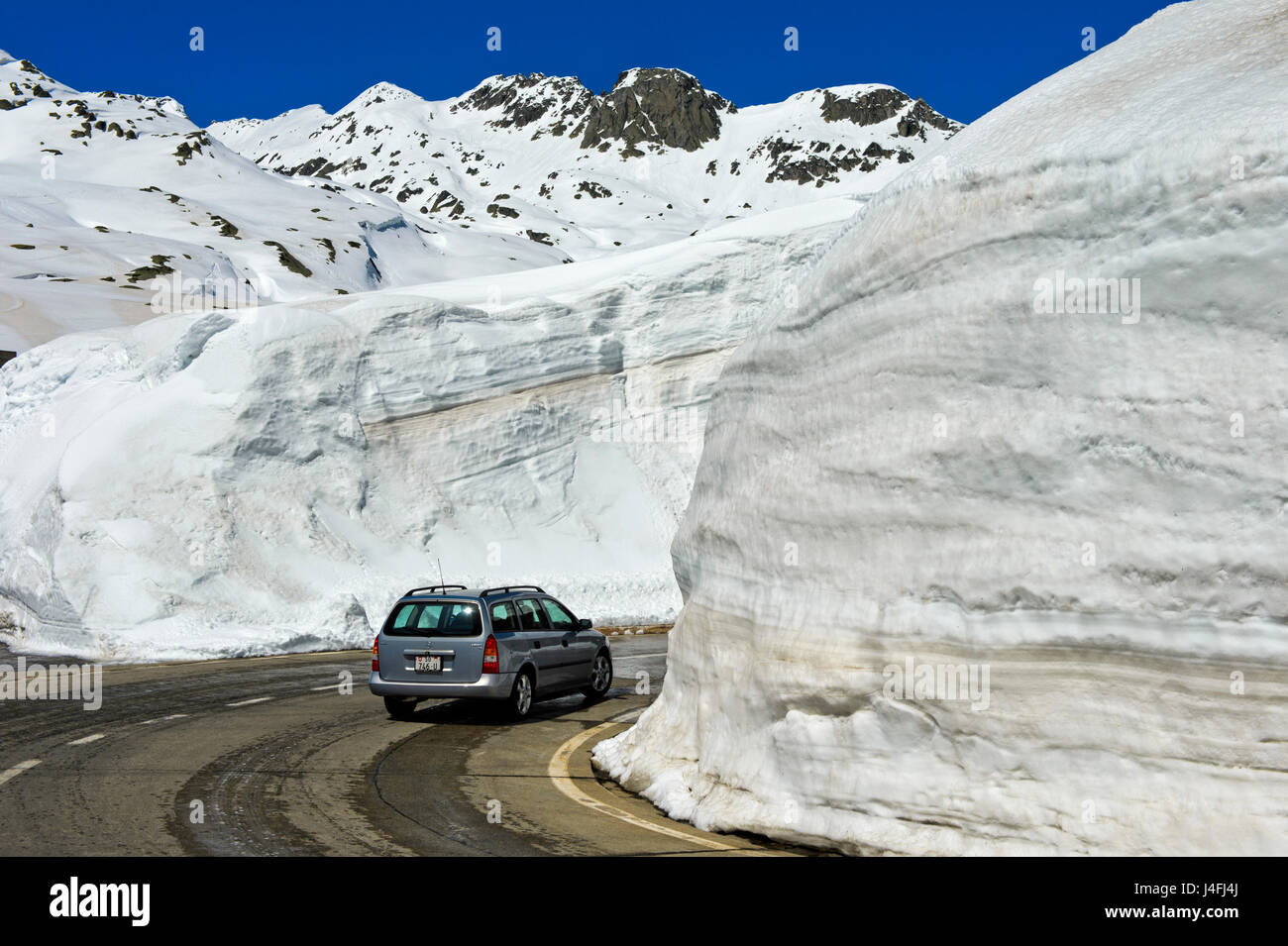 Conduite de voiture sur la route du col de entre les murs de neige ...
