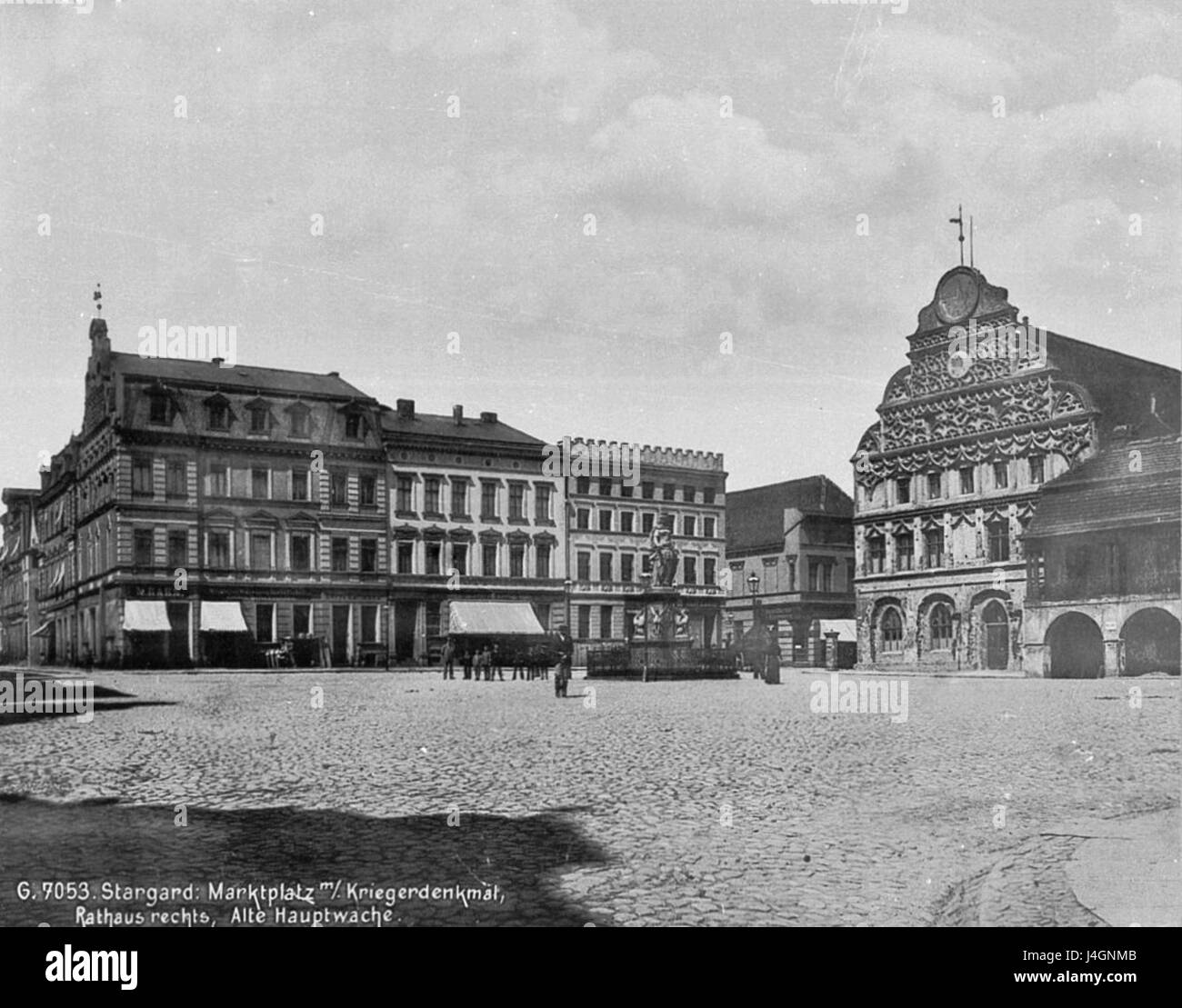 Cette image représente Rynek, la place centrale de Stargard, une ville ...