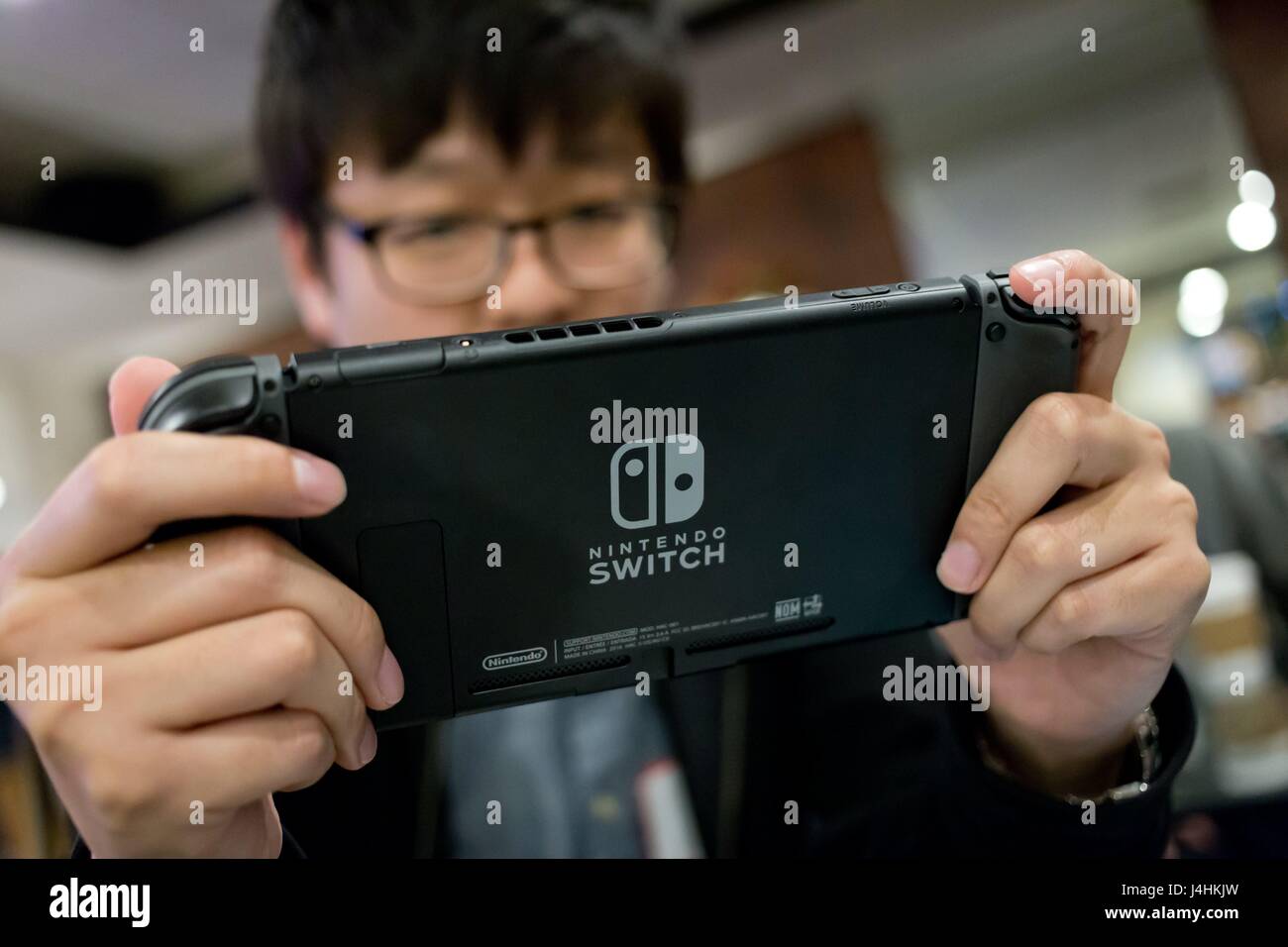 Man playing nintendo switch in Banque de photographies et d’images à ...