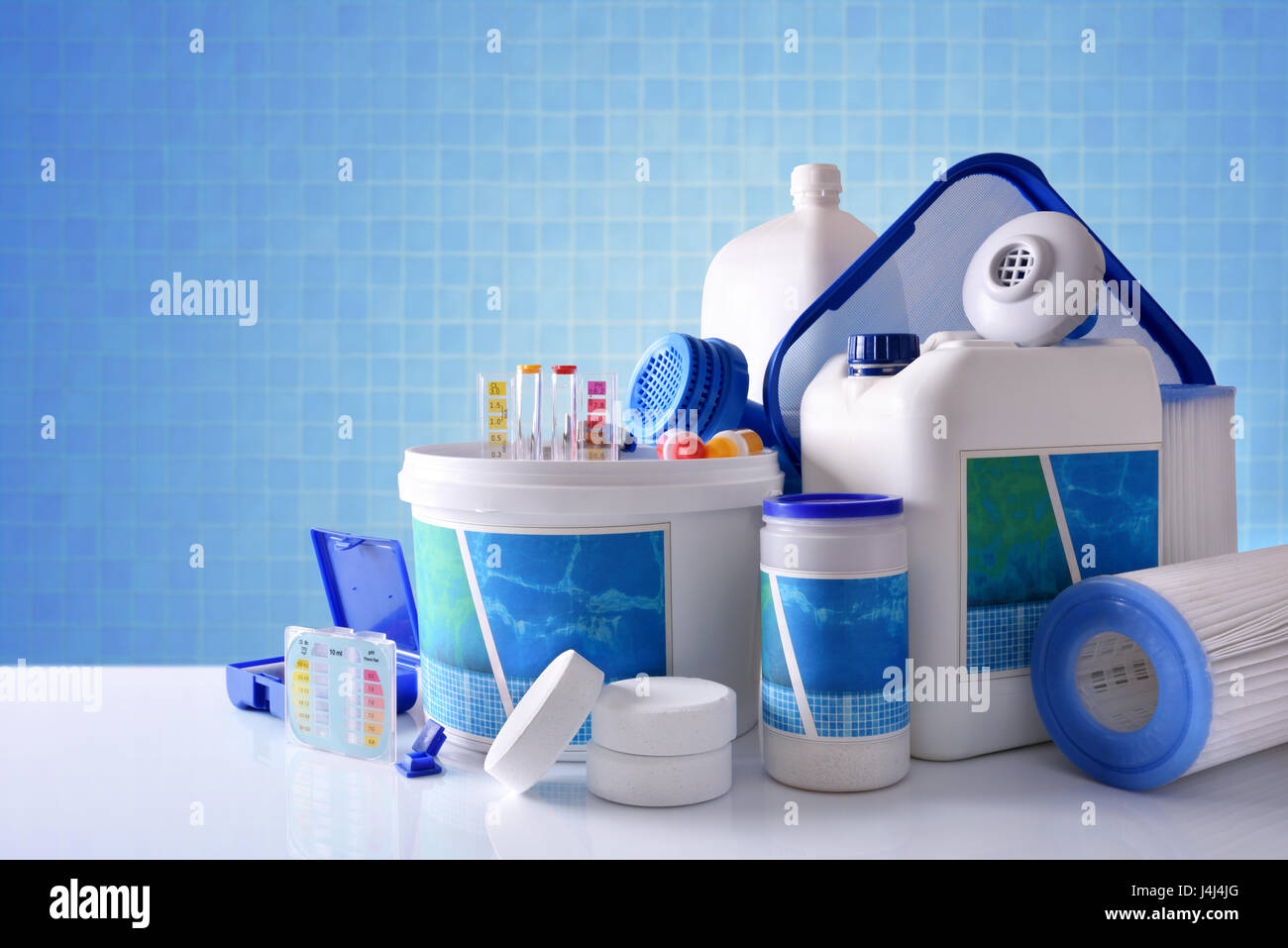 Produits de nettoyage chimique pour l'eau de piscine, sur le tableau ...
