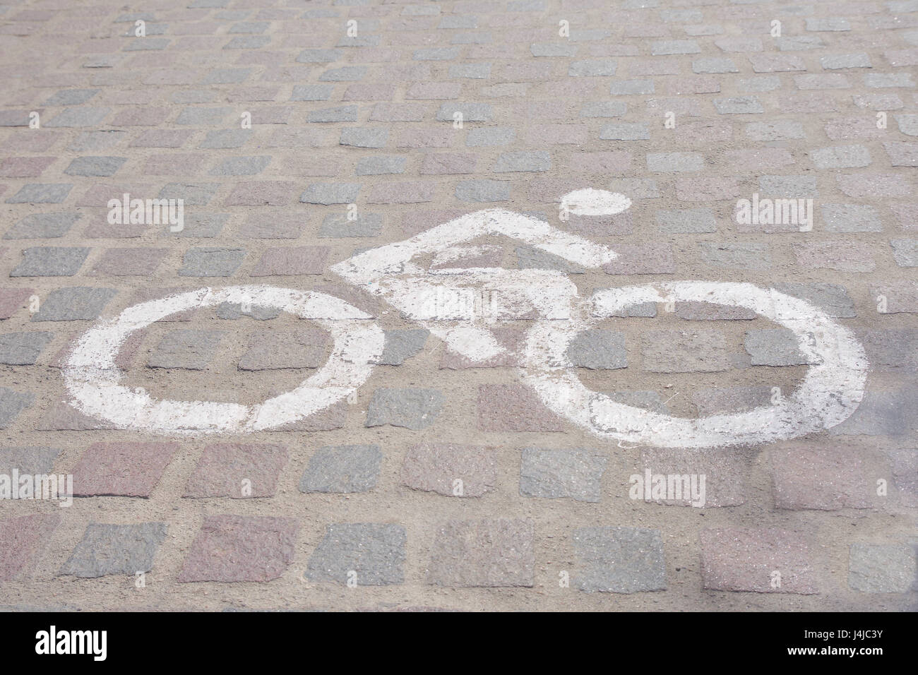 Close up of pictogramme vélo sur route pour afficher piste cyclable ...