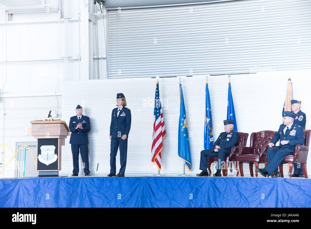 Le colonel Jennie R. Johnson, commandant de la 403e entrant, parle au ...