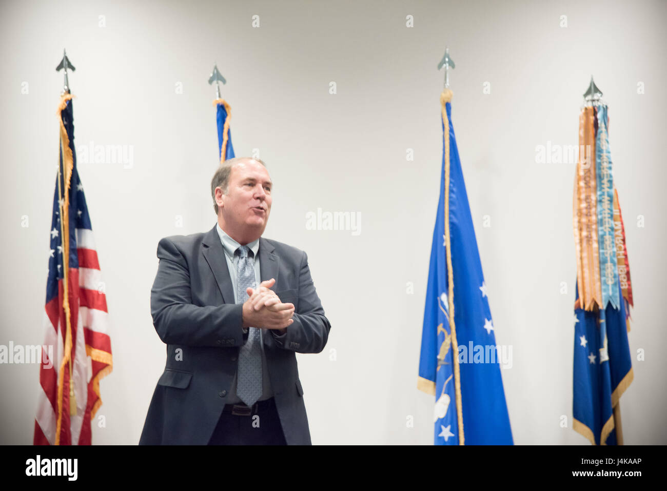 Le colonel Tommy Hull (ret.) parle au cours de la cérémonie de la ...