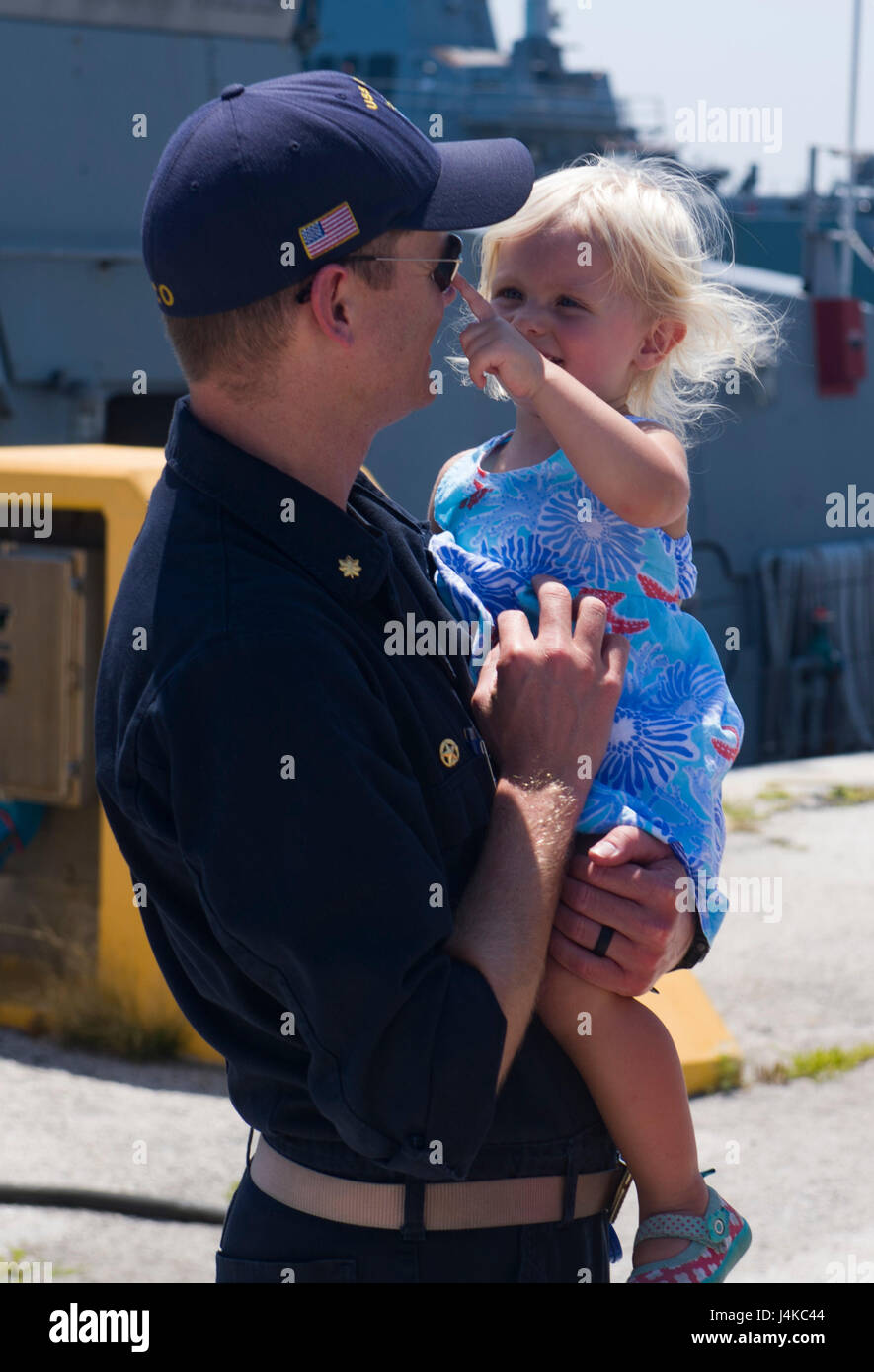 170509-N-EO381-163 NAVAL STATION MAYPORT (Mai 09, 2017) - Le Lieutenant ...
