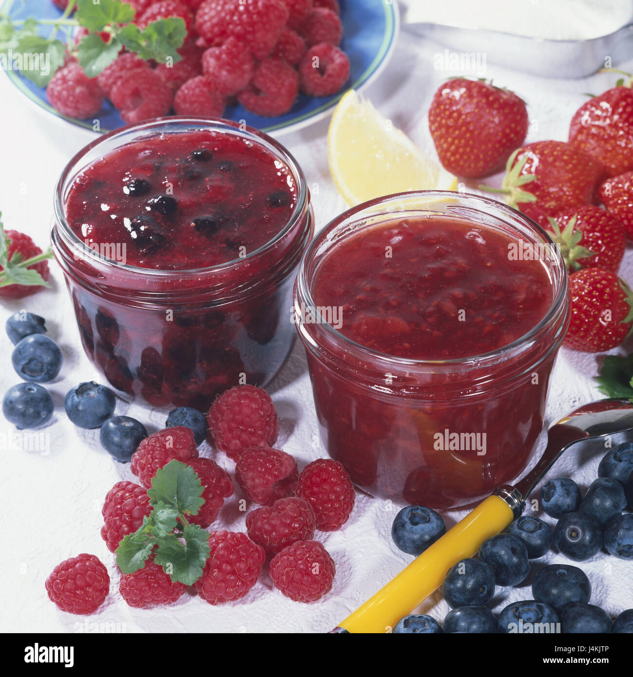 Des confitures, des lunettes, de la confiture de fraise, forêt de ...