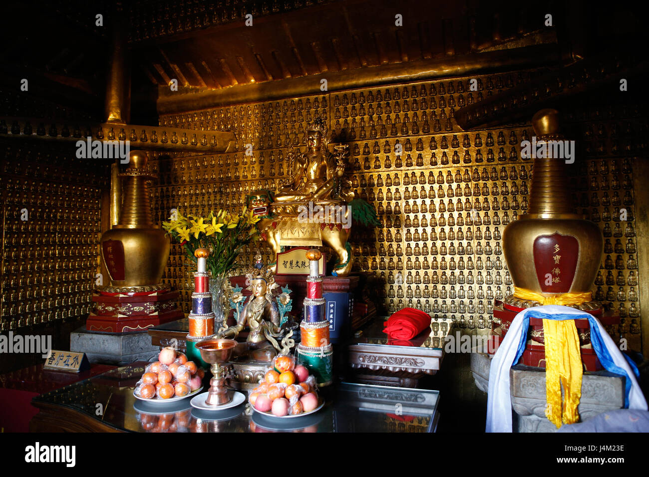 Shuanglin temple Banque de photographies et d’images à haute résolution ...
