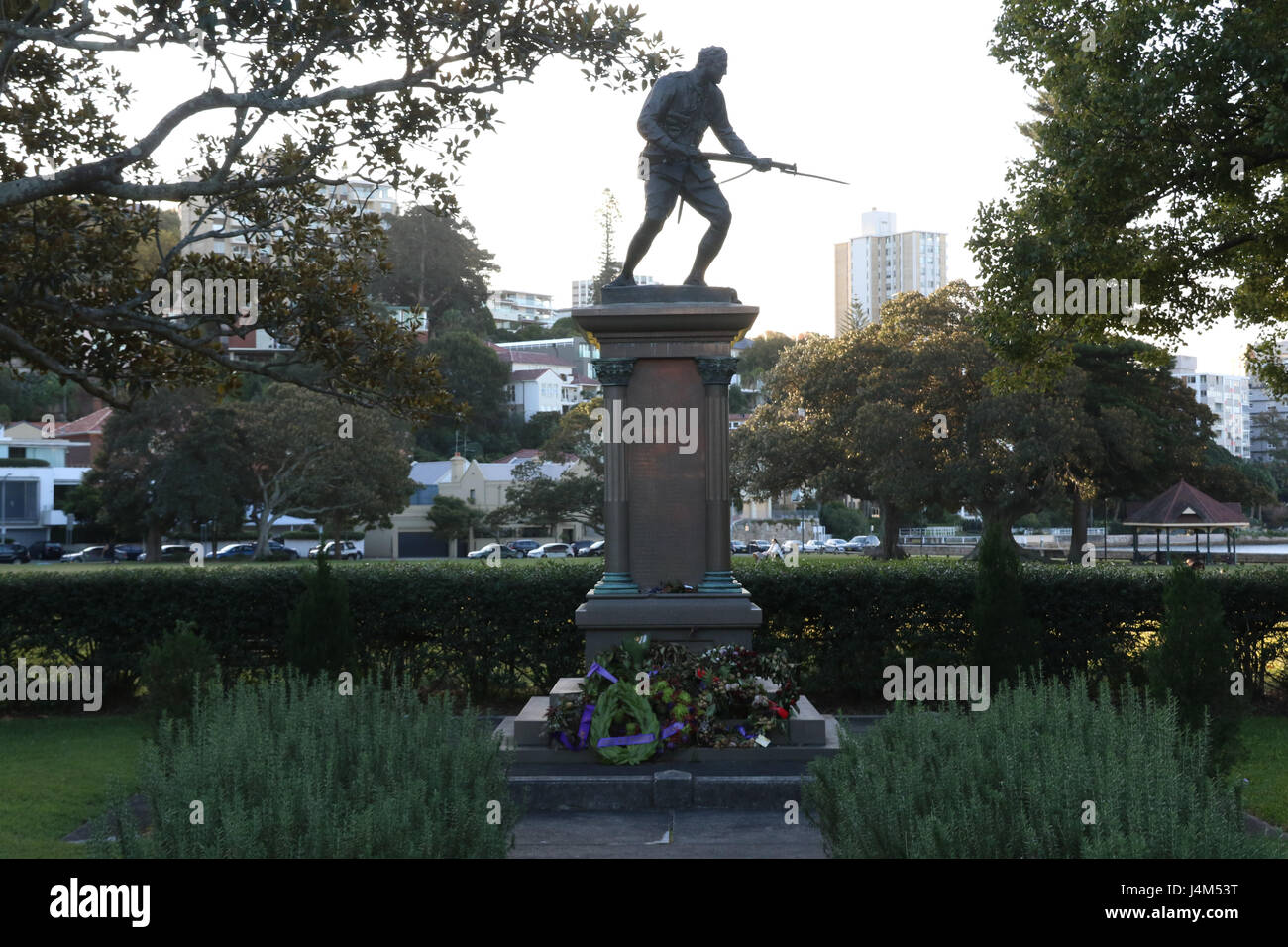 La Double Bay War Memorial de Steyne Park - une statue en bronze d'un ...