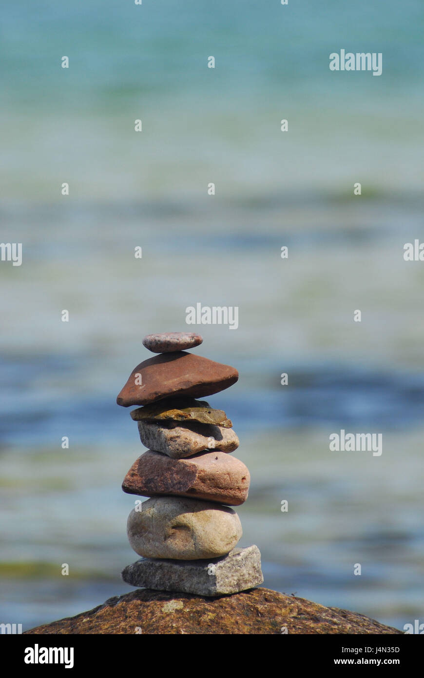Plage, des pierres, de façon imagée, superposés Photo Stock - Alamy