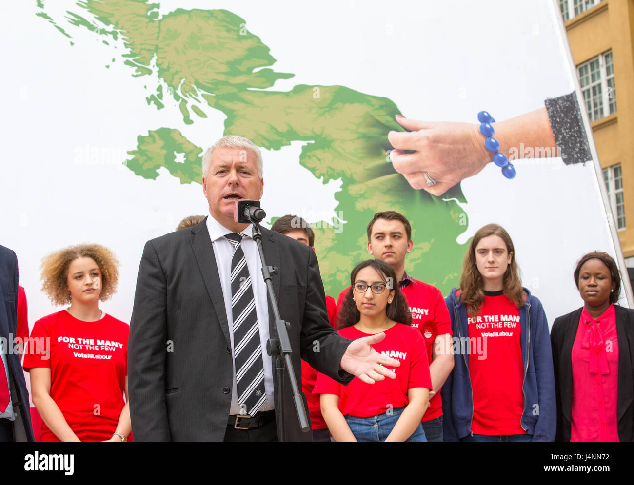 Dévoile son nouveau travail affiche de campagne. Andrew Gwynne et Ian ...