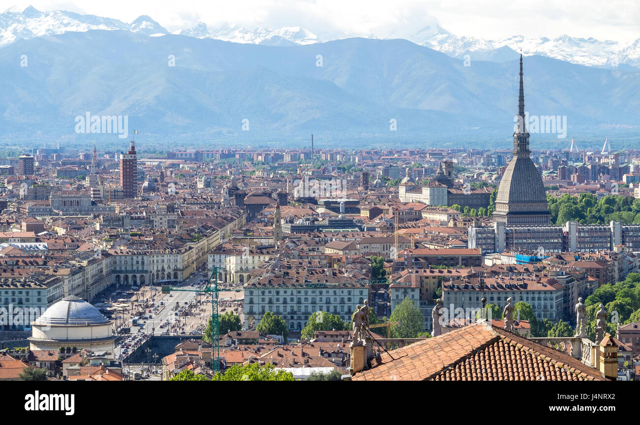 Vue panoramique sur le centre-ville de Turin, avec Mole Antonelliana et ...