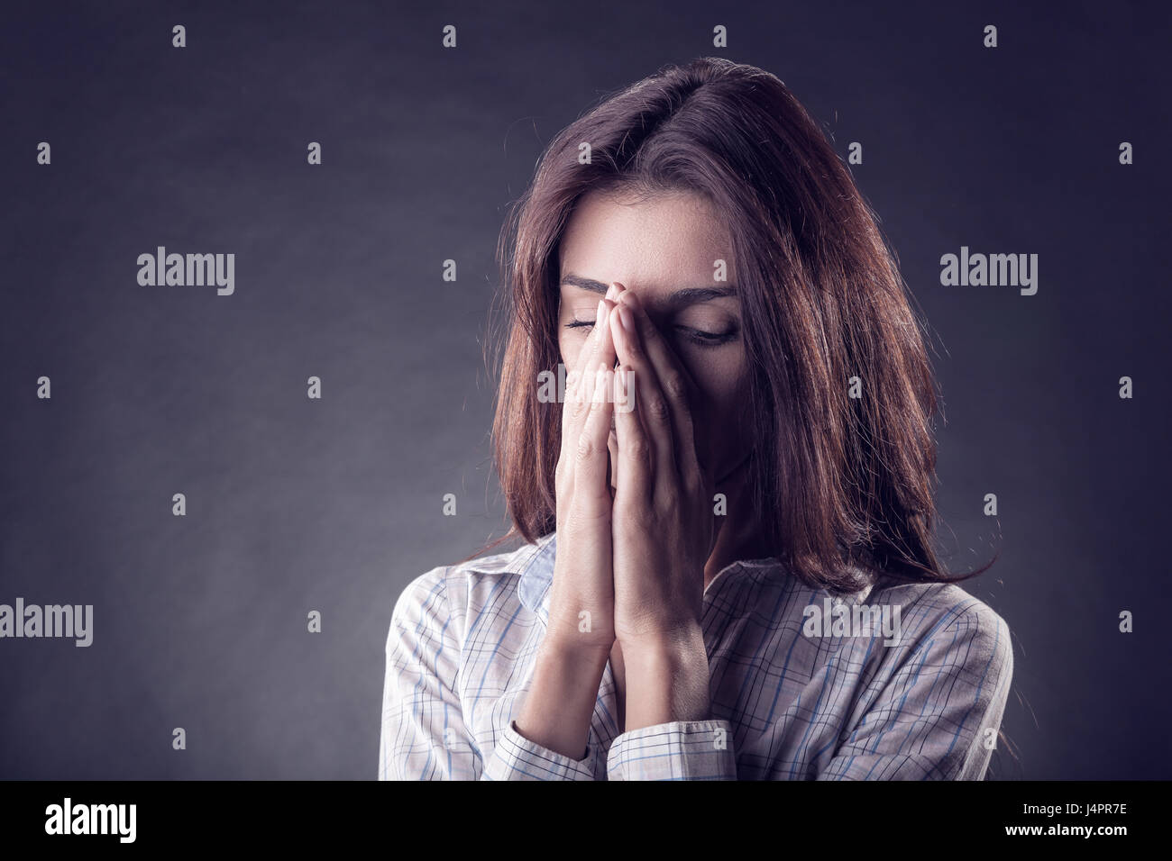 Femme avec visage dans ses mains Banque de photographies et d’images à ...