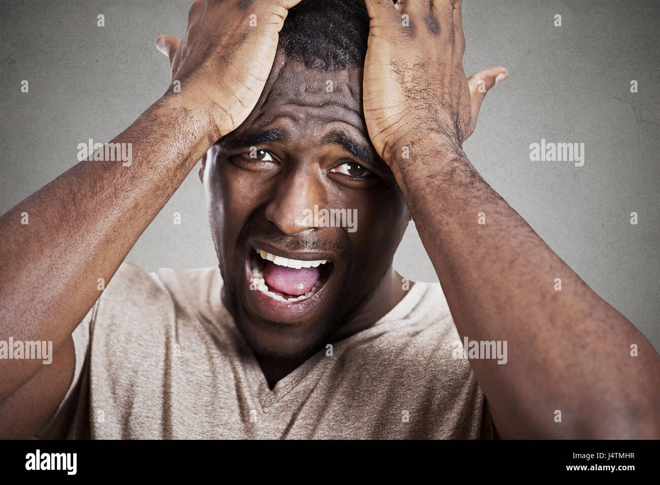 Closeup portrait triste déprimé, a souligné déçu sombre jeune homme ...