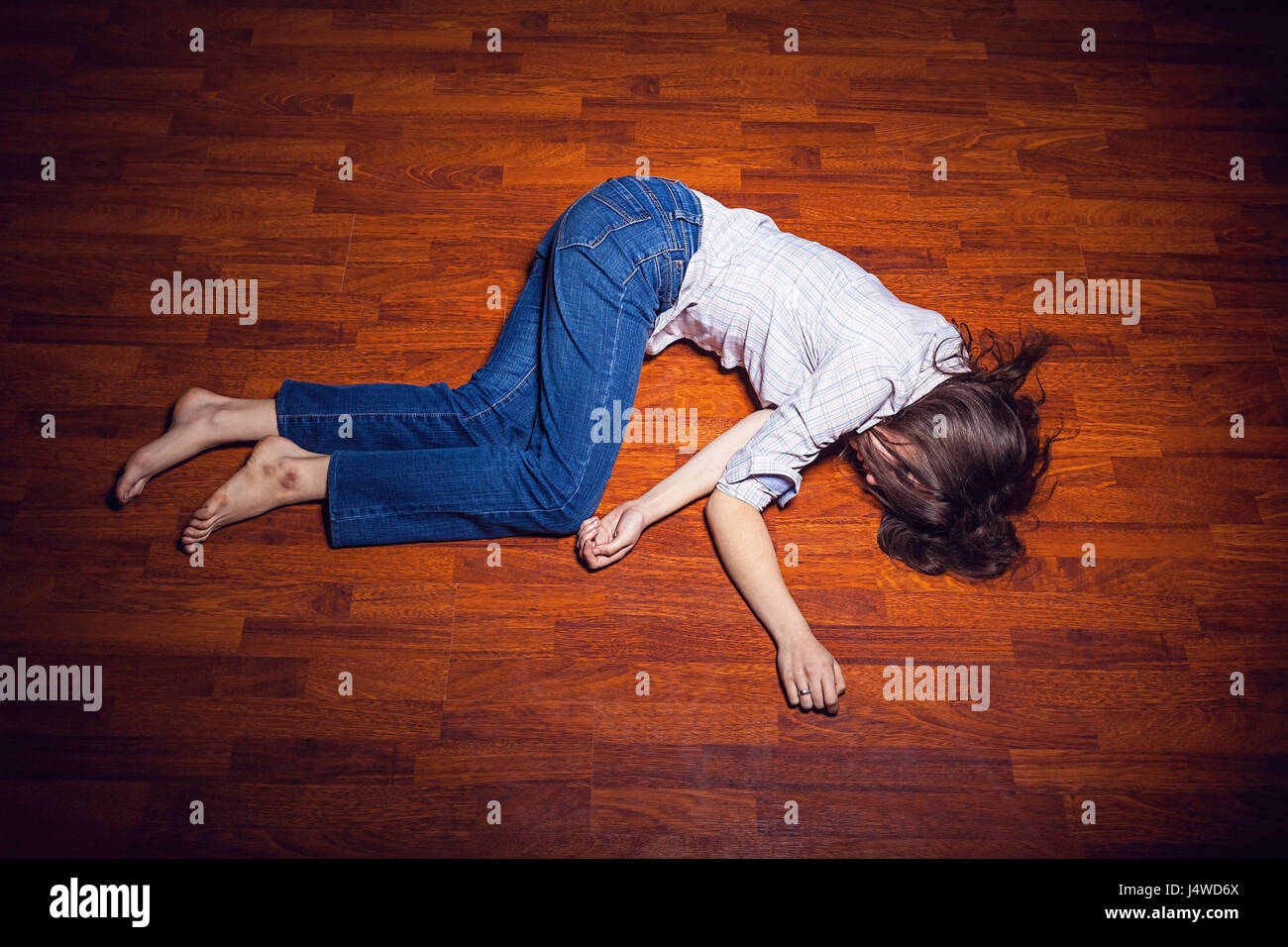 Fille allongée par terre dans une salle vide Photo Stock - Alamy