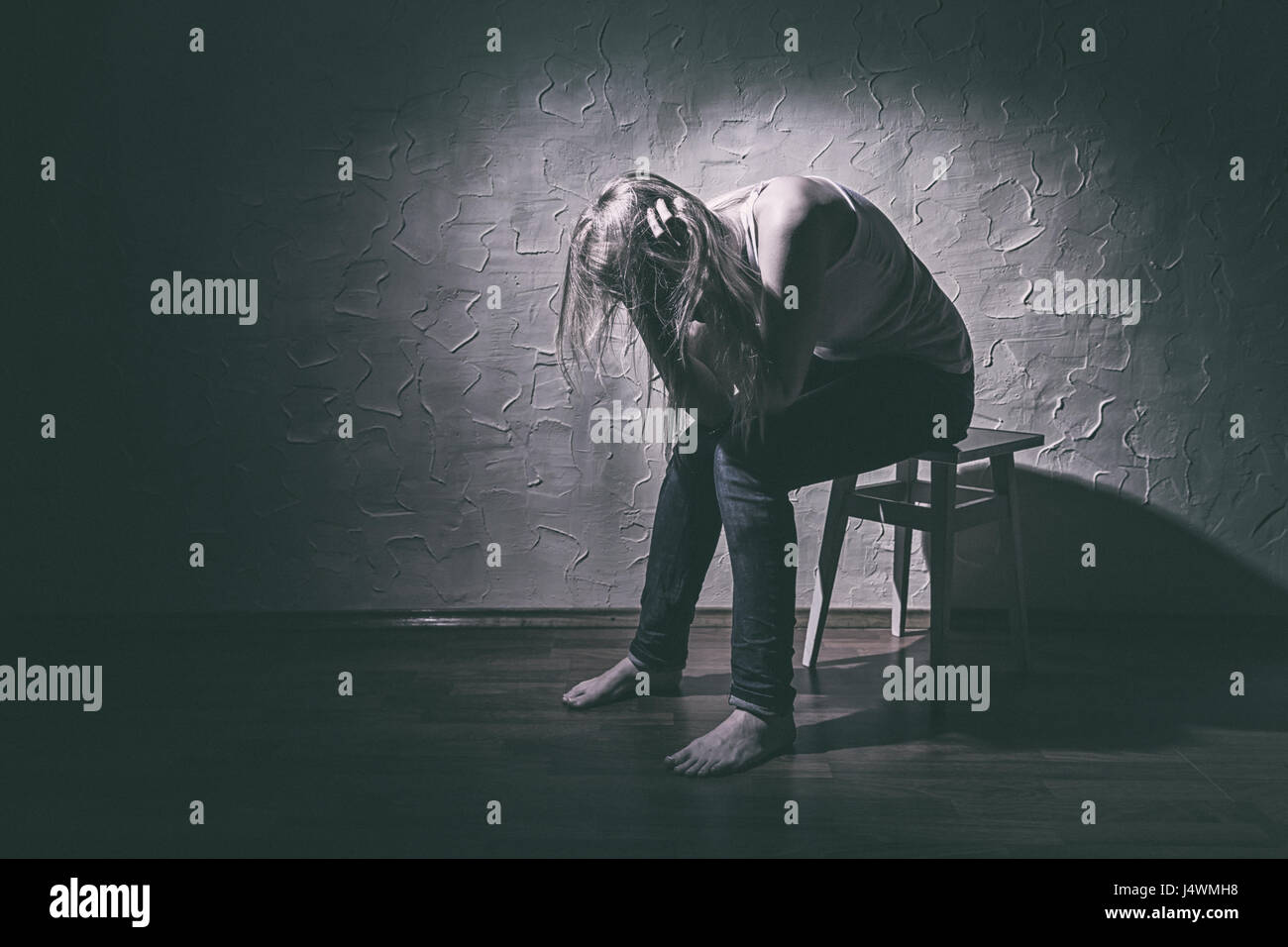 Woman violence chair Banque de photographies et d’images à haute résolution - Alamy