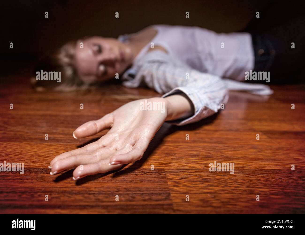 Cadavre de femme Banque de photographies et d’images à haute résolution ...