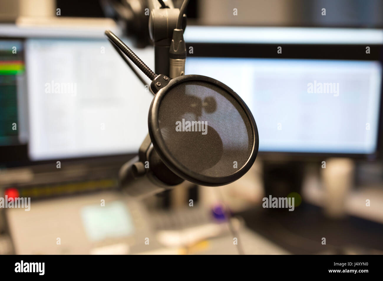 Close-up of a micro de studio de radiodiffusion de la station de radio ...