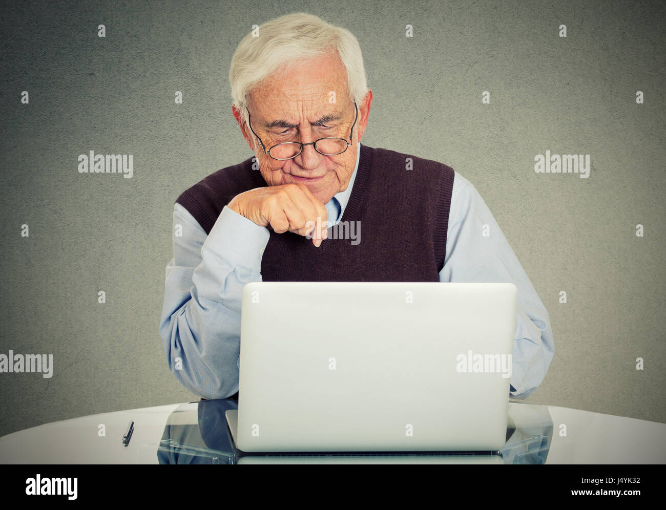Old man confused computer Banque de photographies et d’images à haute ...