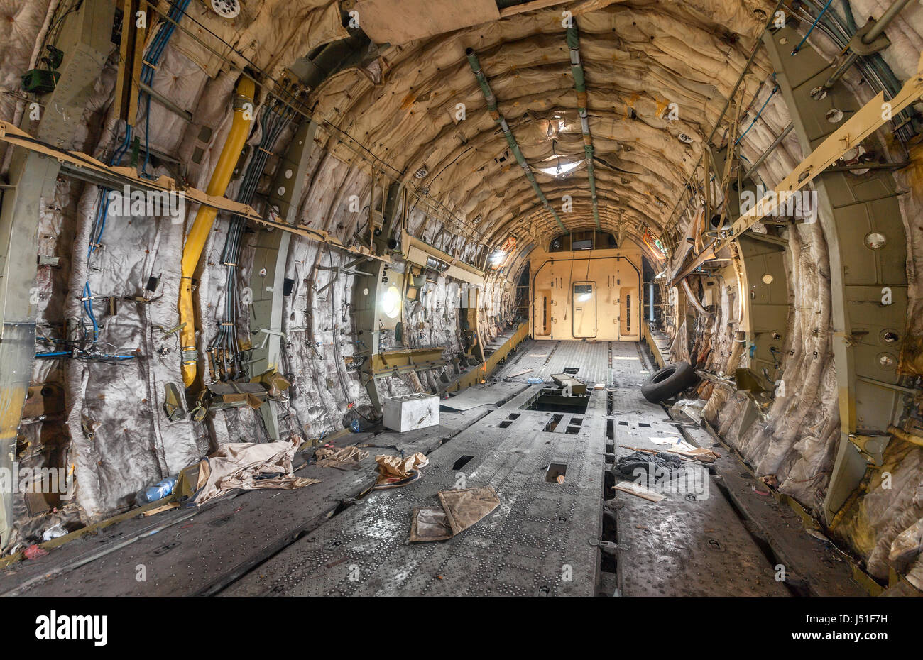 Détruit et sali la soute d'un grand avion de transport Photo Stock - Alamy