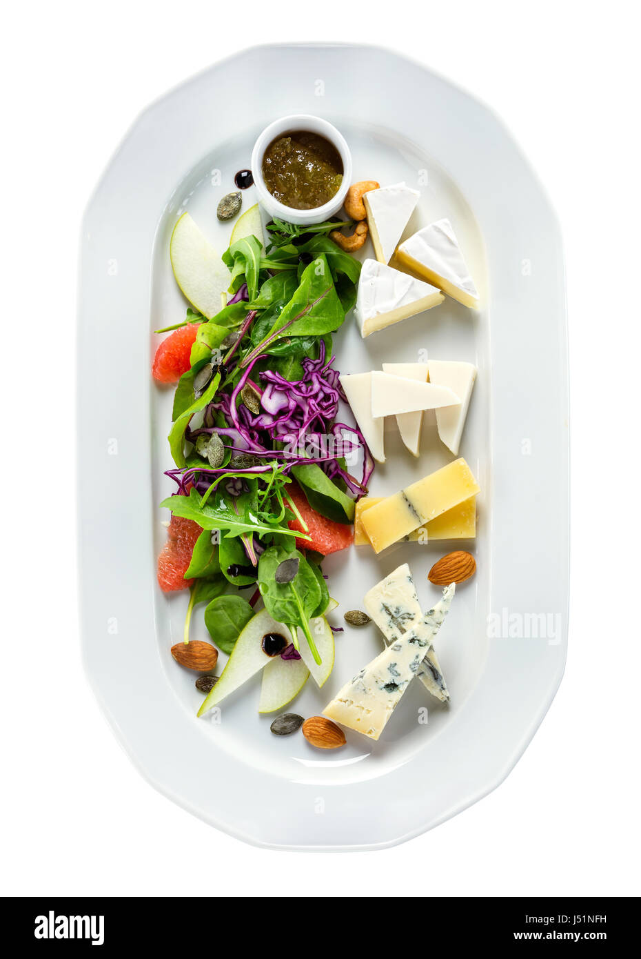 Sélection de différents types de fromages avec les verts et les fruits ...