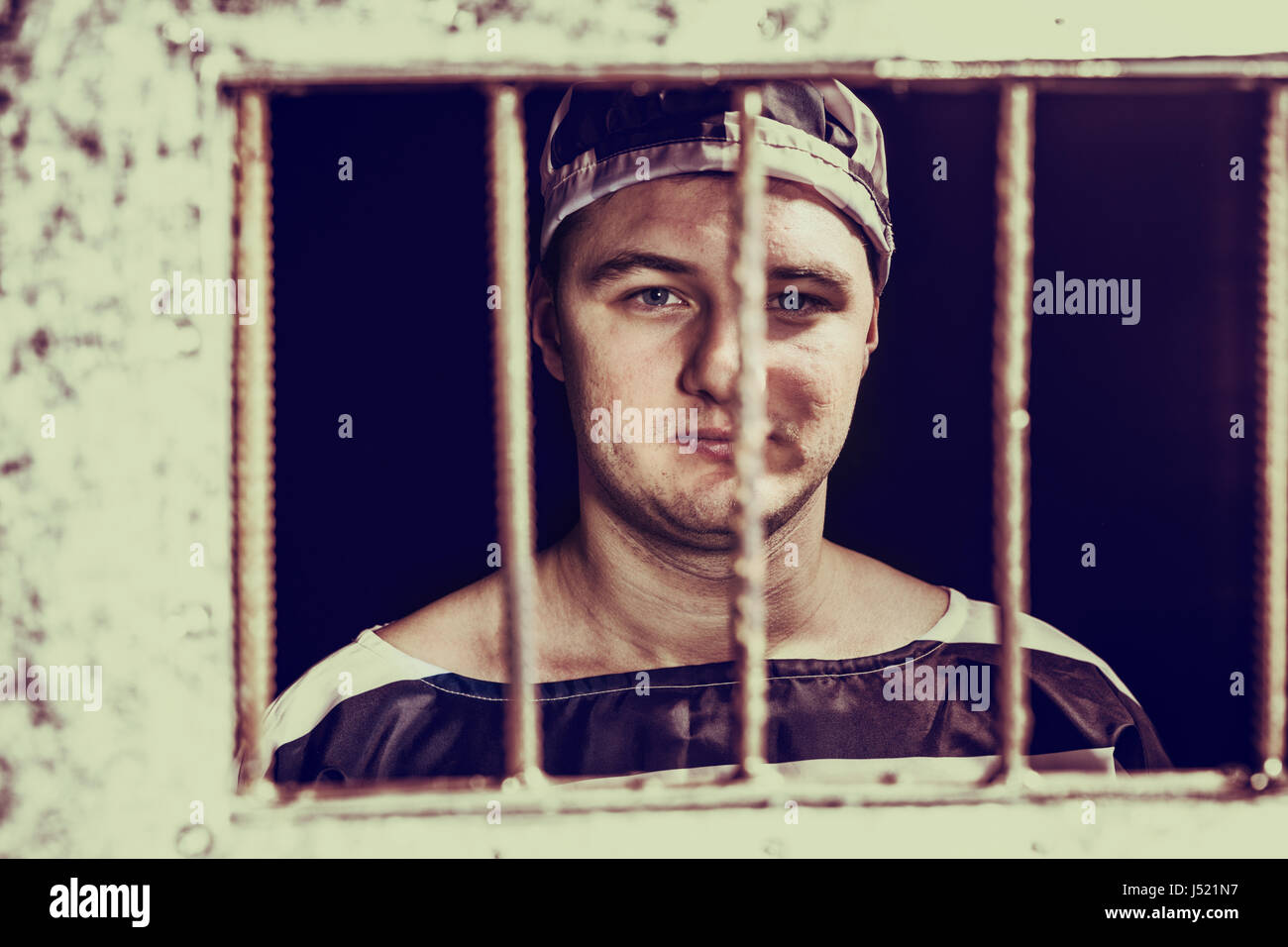 Portrait d'homme prisonnier portant des uniformes de prison debout ...
