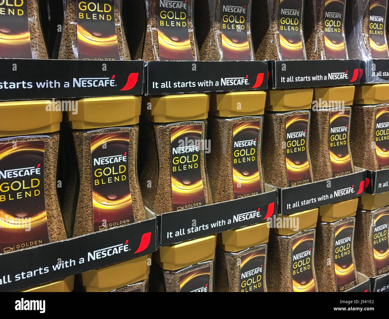 Tasse rouge de nescafé Banque de photographies et d’images à haute ...