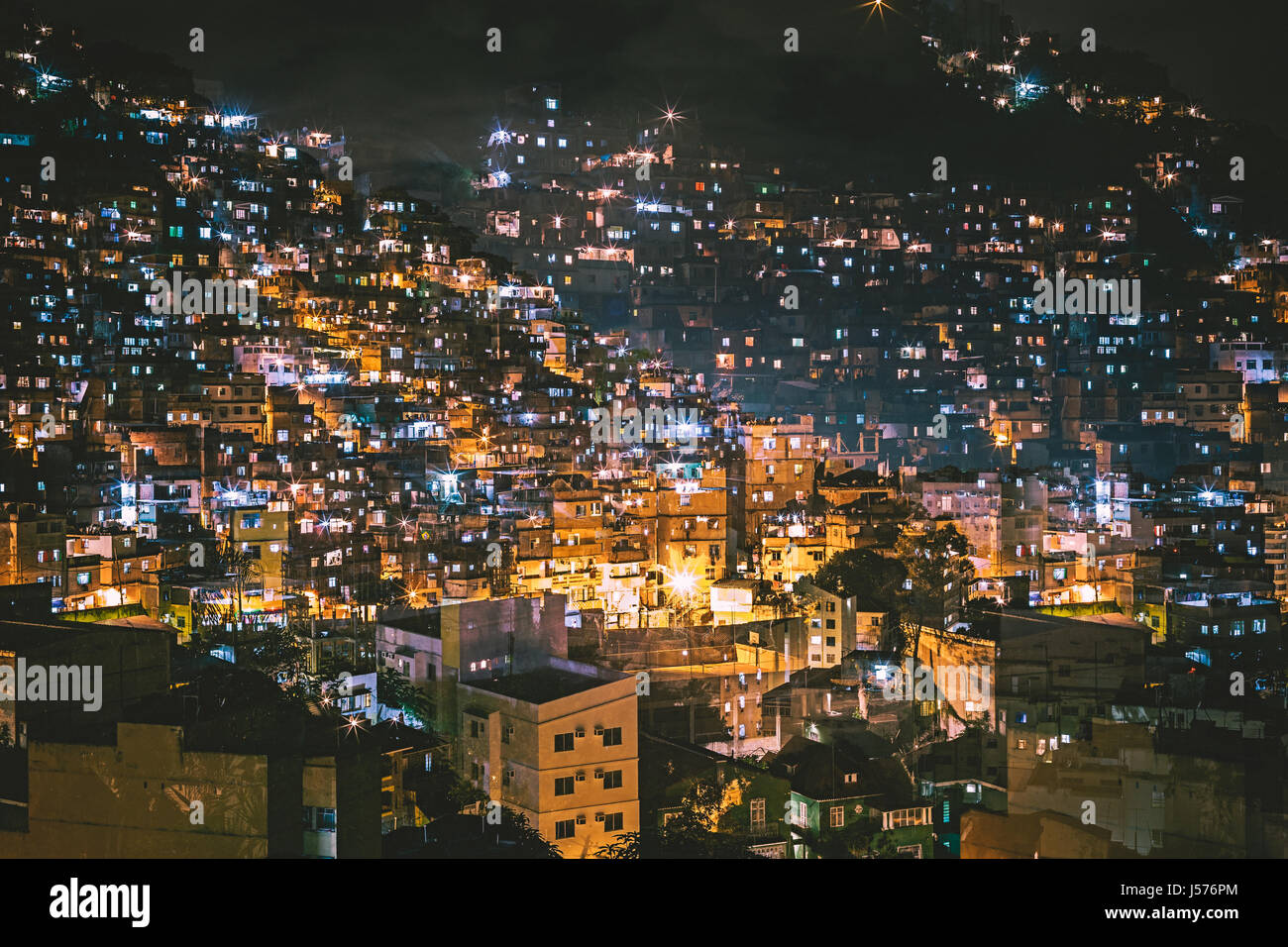 Lumières de favela Cantagalo à Rio de Janeiro, Brésil, dans la nuit ...