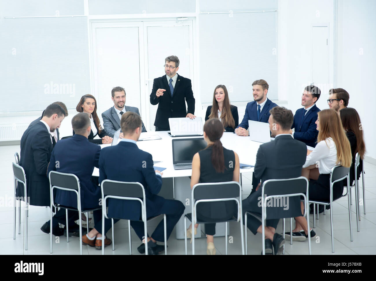 Séance de brainstorming d'idées Table ronde Discussion Communication Co ...