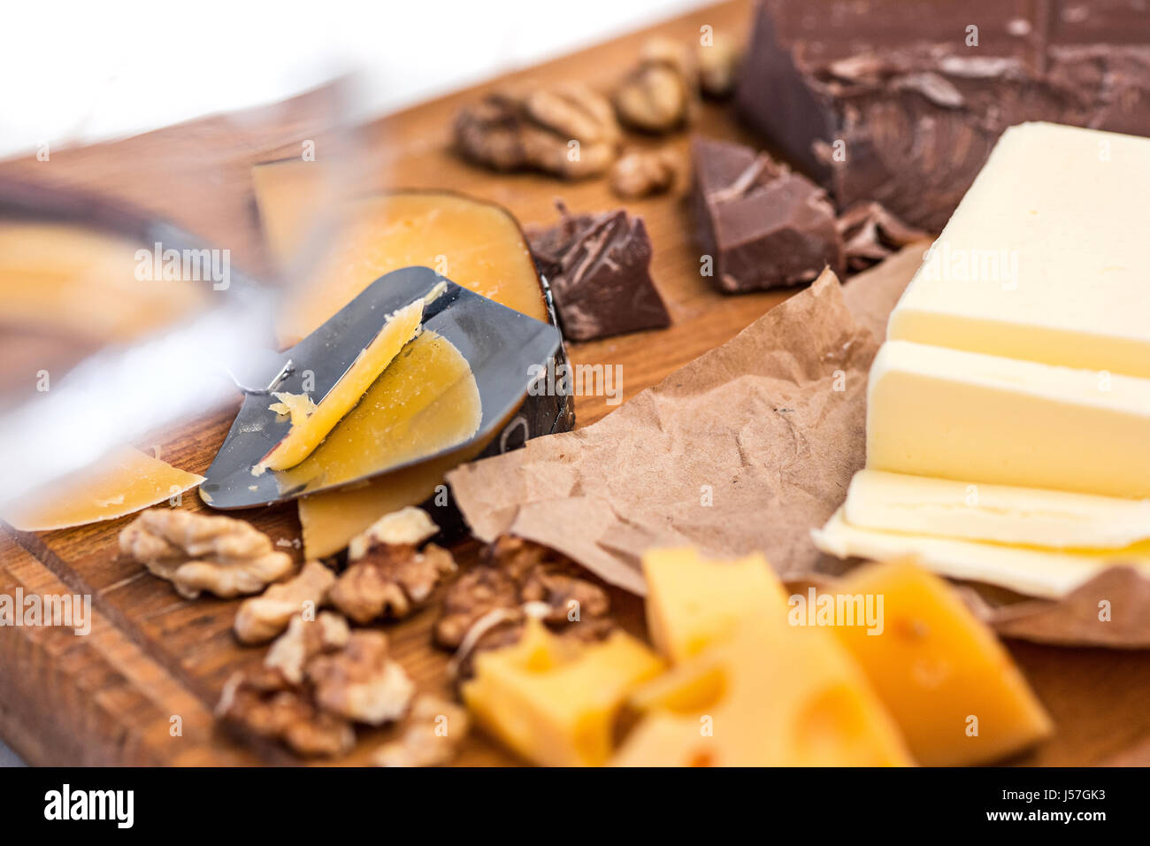 Les différents types de fromage et noix sur fond de bois Photo Stock ...