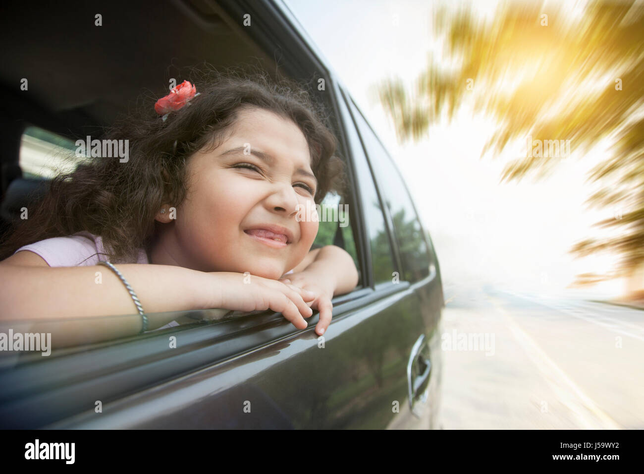 Smiling girl looking out car window Photo Stock - Alamy