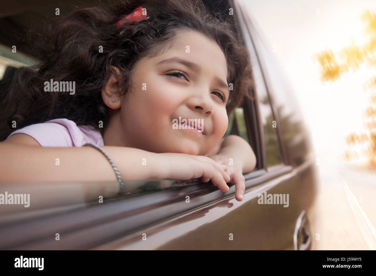 Girl looking out car window Photo Stock - Alamy