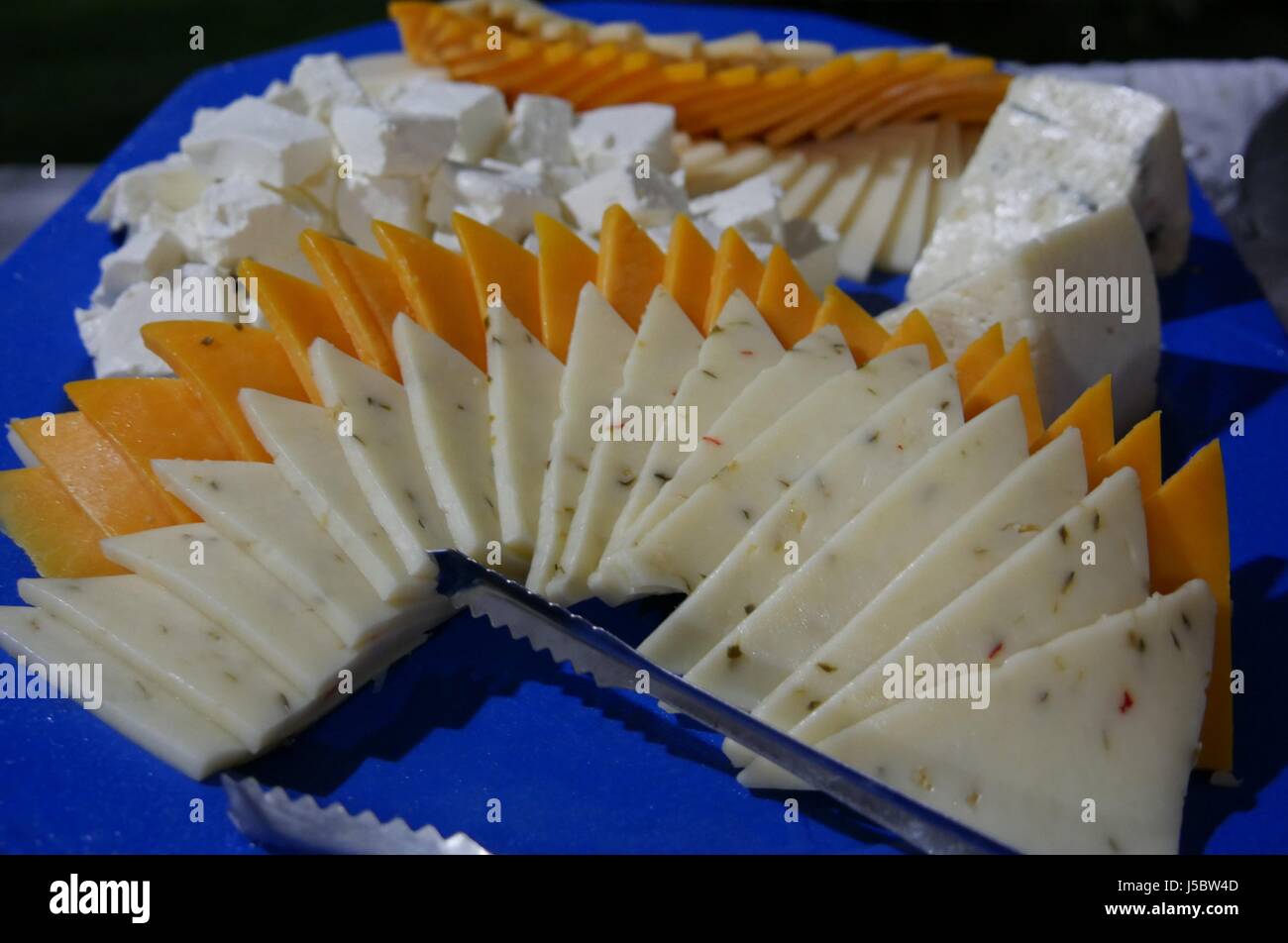 Différents types de fromage tranché et disposées sur un plateau Photo ...