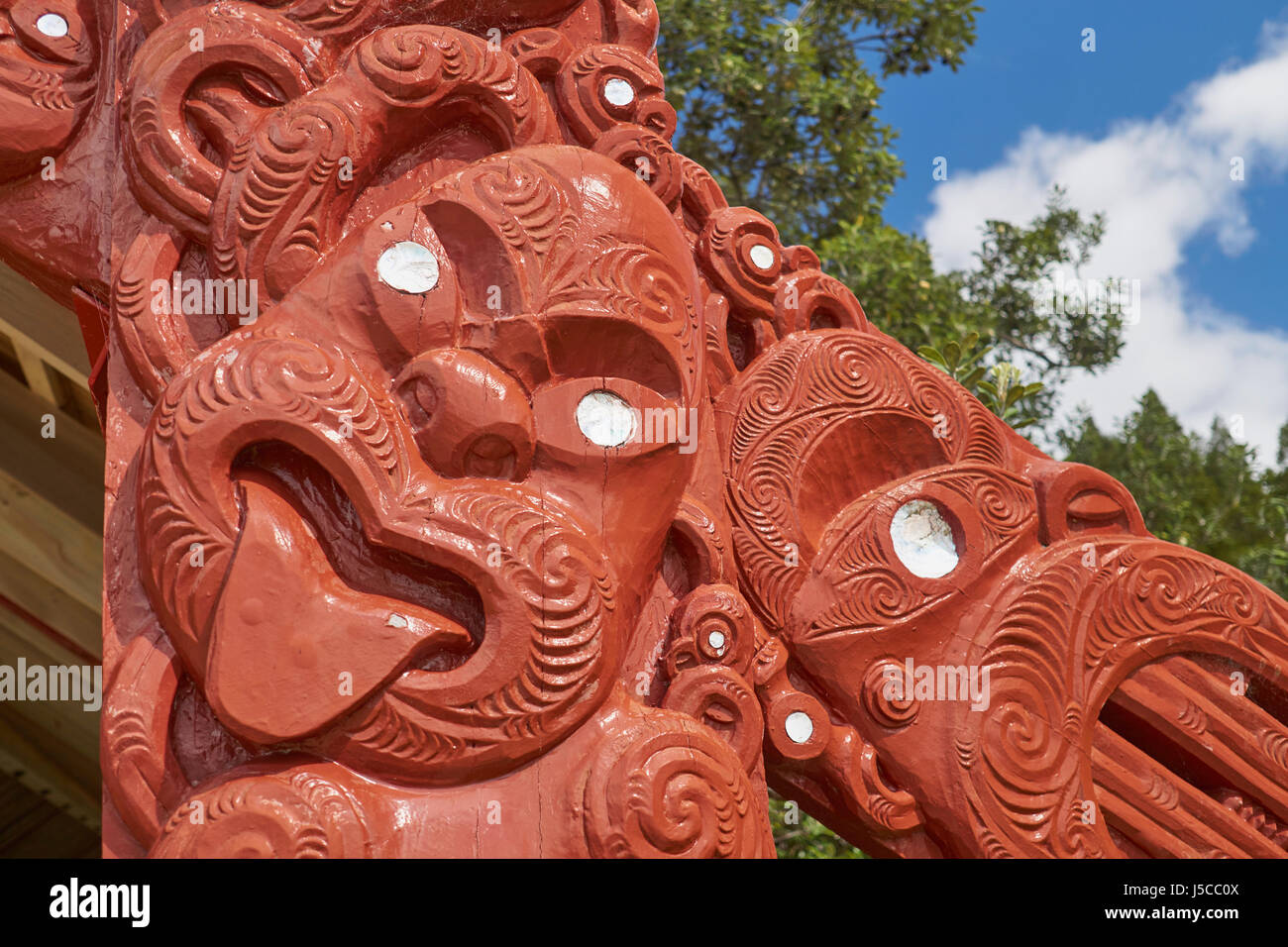 Libre de sculptures traditionnel Maori sur le toit de la maison de ...