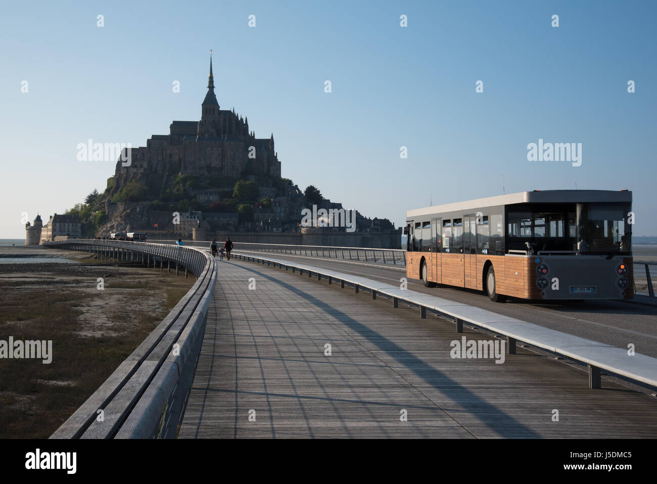 Passerelle pont du Mont Saint Michel Mont Saint Michel personnes ...