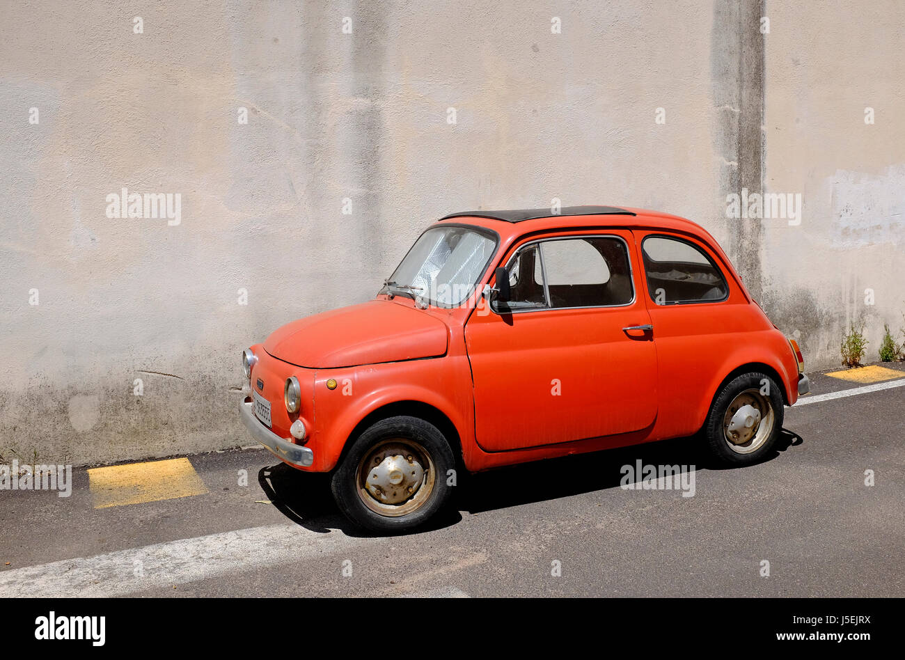 Voitures rouges fiat 500 Banque de photographies et d’images à haute ...