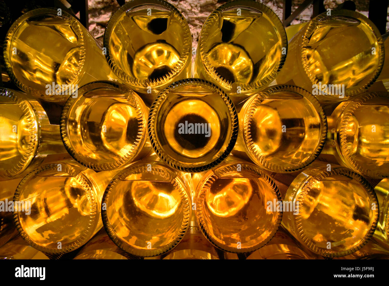 Arch vintage ordre pile vintager empilé bouteilles cave à vin ...